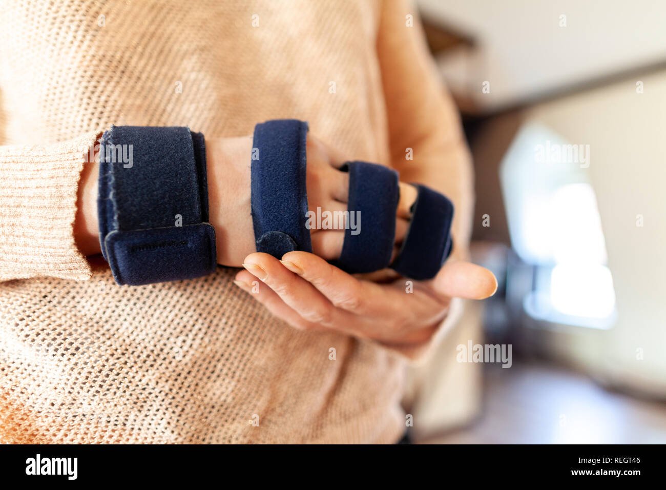 Medicinal arm sling on the right hand Stock Photo - Alamy