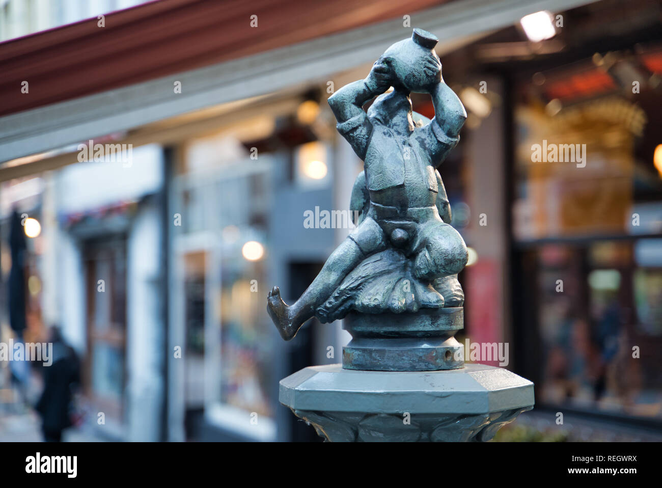 Man drinking statue hi-res stock photography and images - Alamy