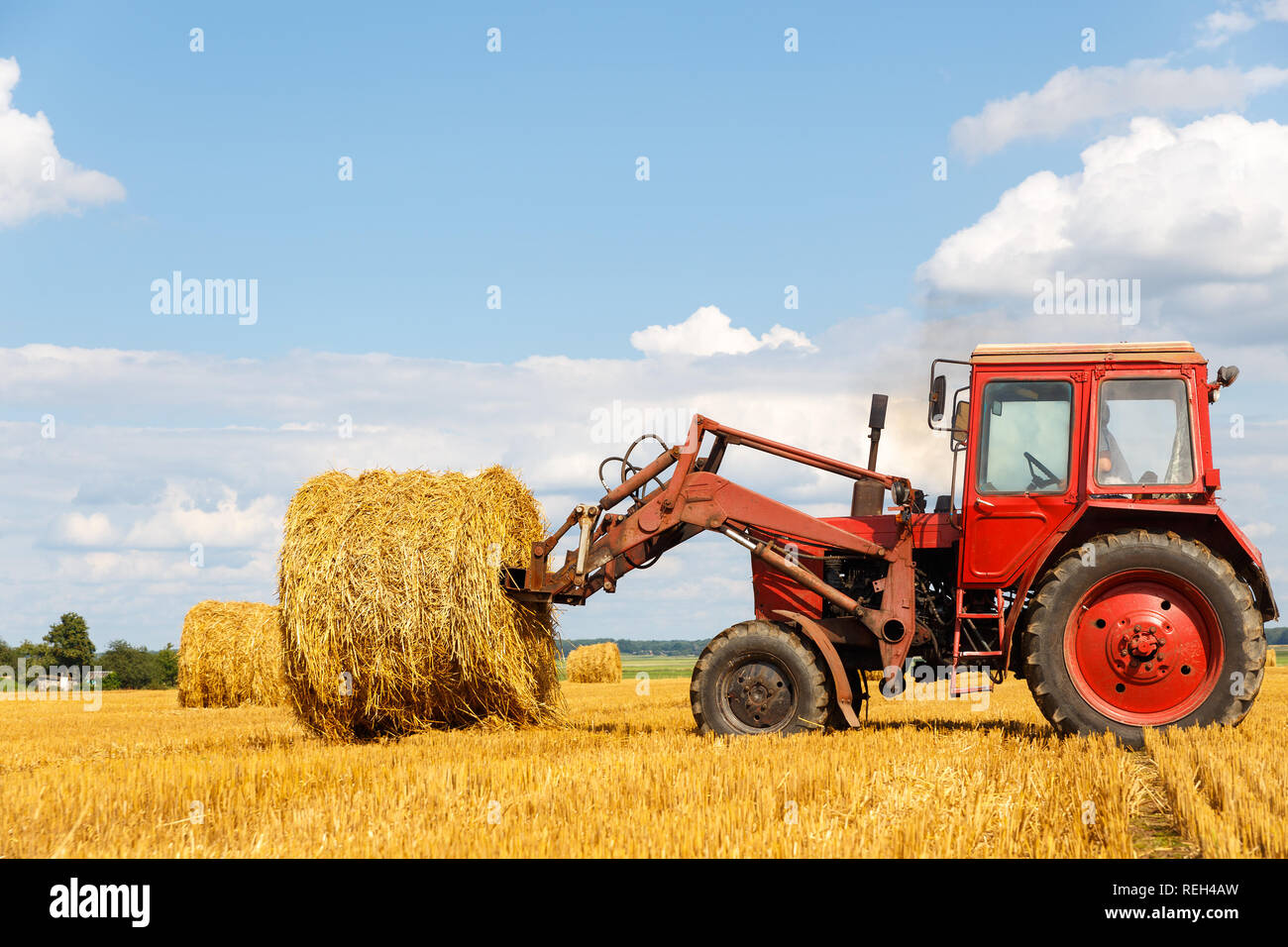 Farmer carrying hay bale hi-res stock photography and images - Alamy