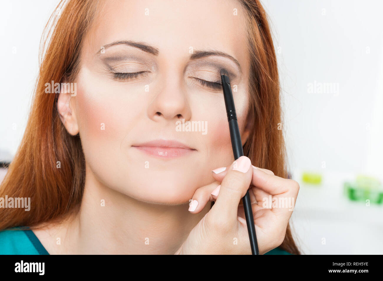 Applying eyeshadow powder Stock Photo - Alamy