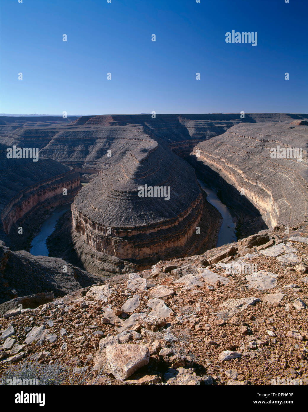USA, Utah, Goosenecks State Park; San Juan River has eroded through ...