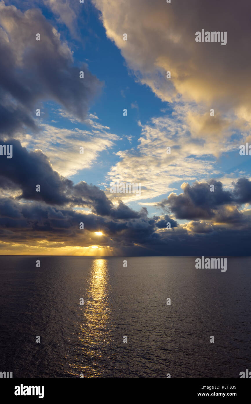 Vertical sunset hi-res stock photography and images - Alamy