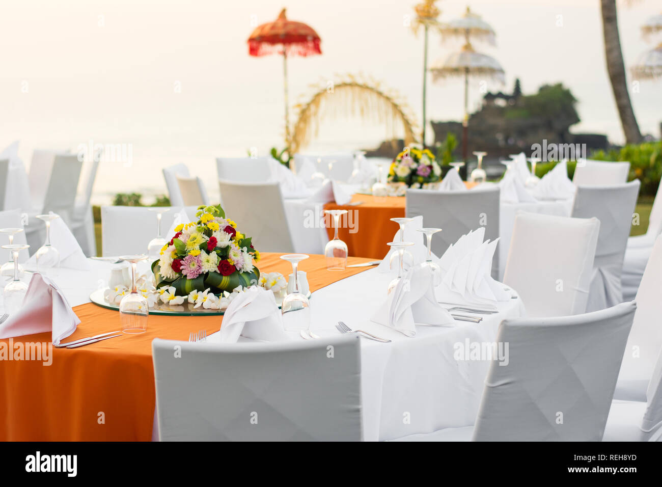Outdoor dinner table hi-res stock photography and images - Alamy