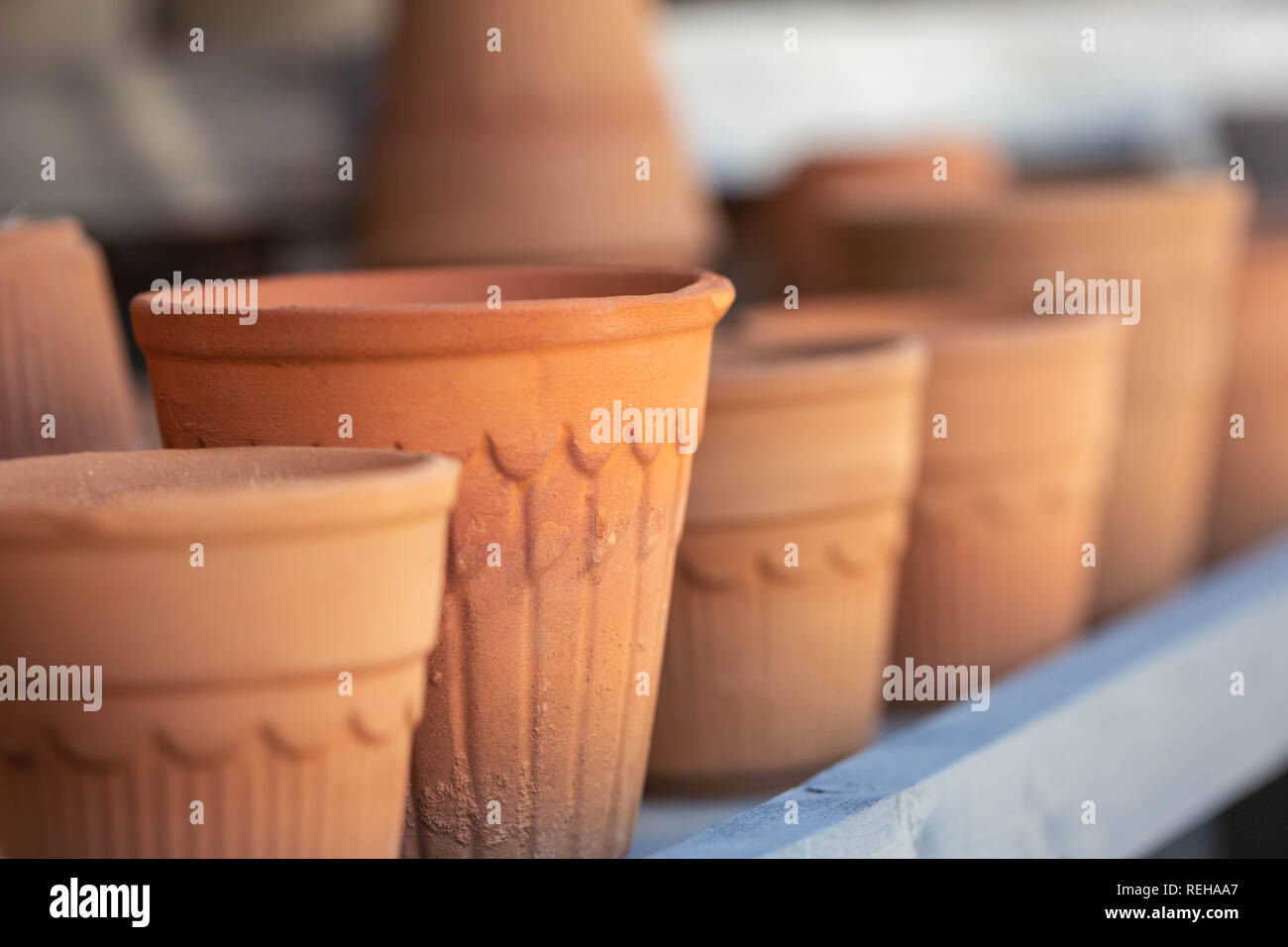 Empty shelf hi-res stock photography and images - Alamy
