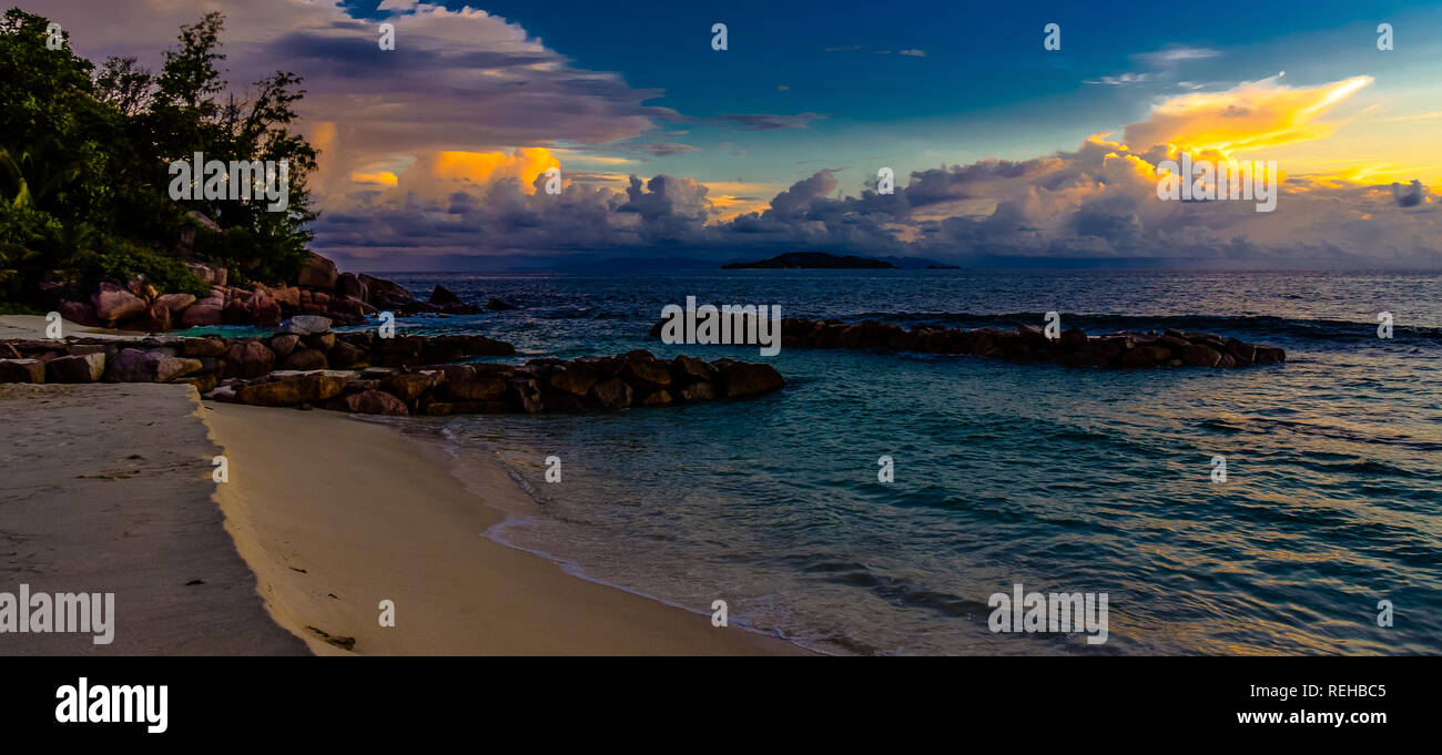 sunset on Seyshells island. Sea summer cloud sky Stock Photo - Alamy