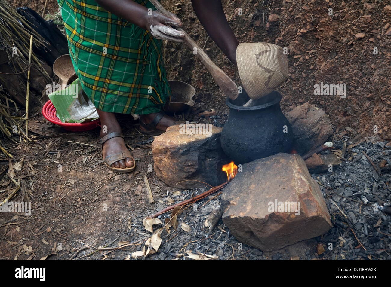 Cooking over open fire, africa hi-res stock photography and images - Alamy