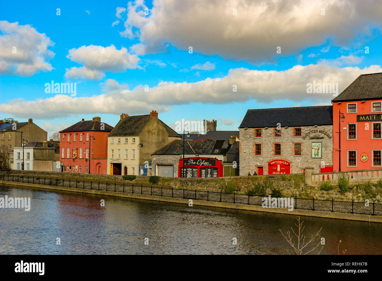 Riverside view kilkenny castle hi-res stock photography and images - Alamy