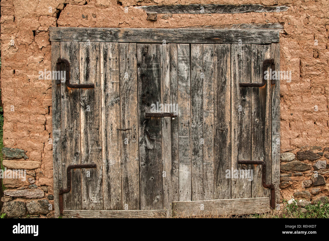 Rustic farm door backdrop hi-res stock photography and images - Alamy