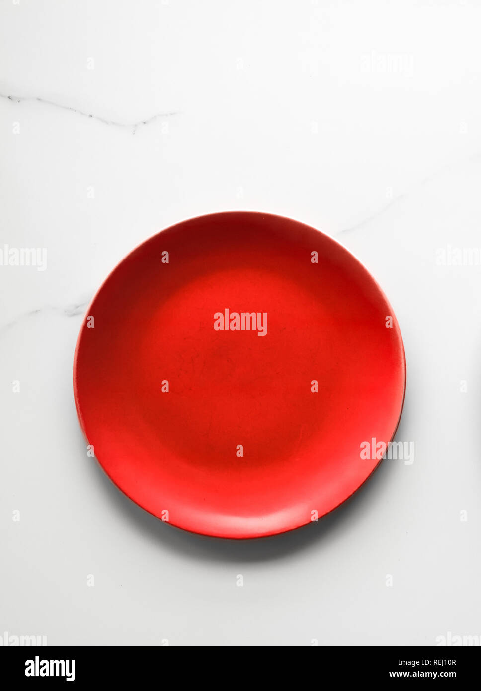 empty red plate on marble - recipe and restaurant mockup flatlay styled ...