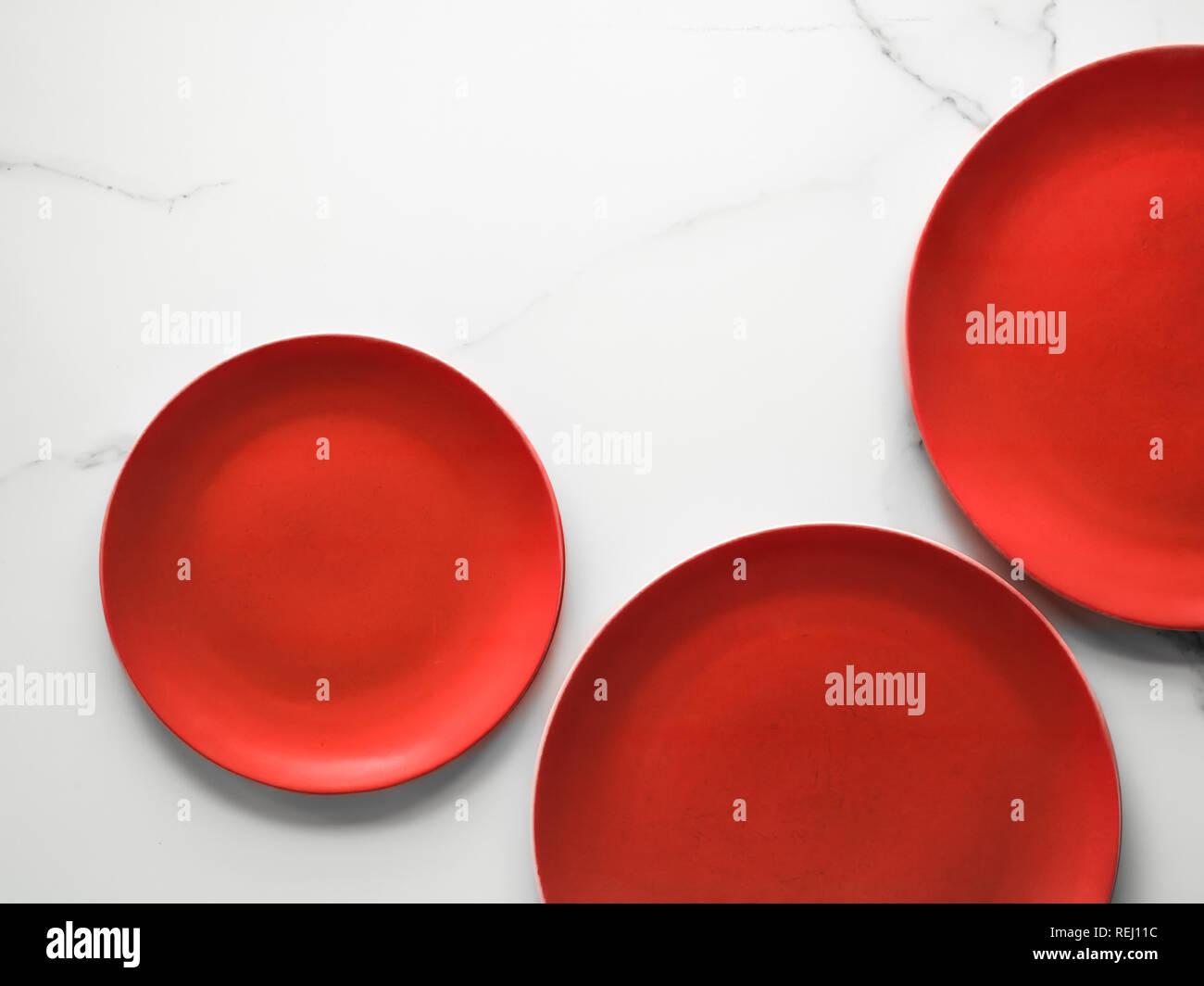 empty red plate on marble - recipe and restaurant mockup flatlay styled ...