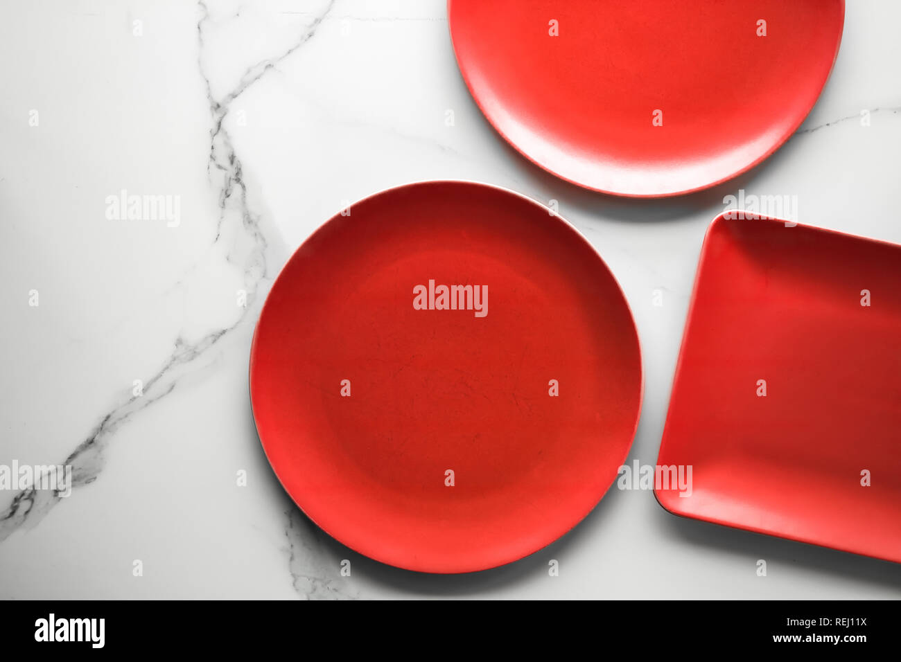 empty red plate on marble - recipe and restaurant mockup flatlay styled ...