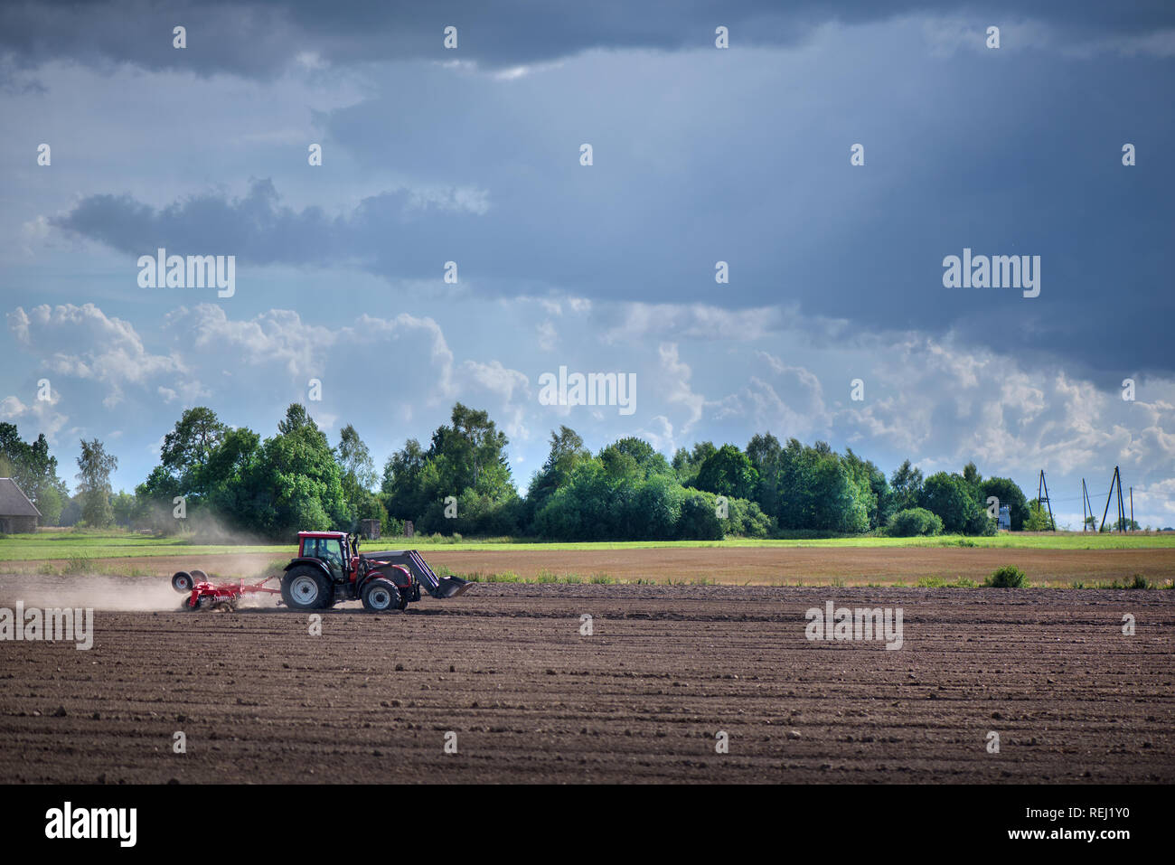 Crops fertilizer tractor ammonia hi-res stock photography and images ...