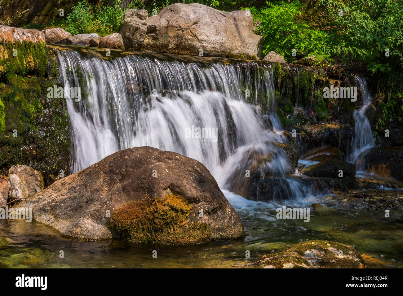 Waterfall lake rock mountain hi-res stock photography and images - Alamy