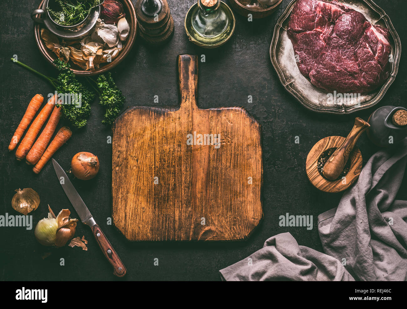 Empty cutting board food background. Rustic table with meat ingredients ...