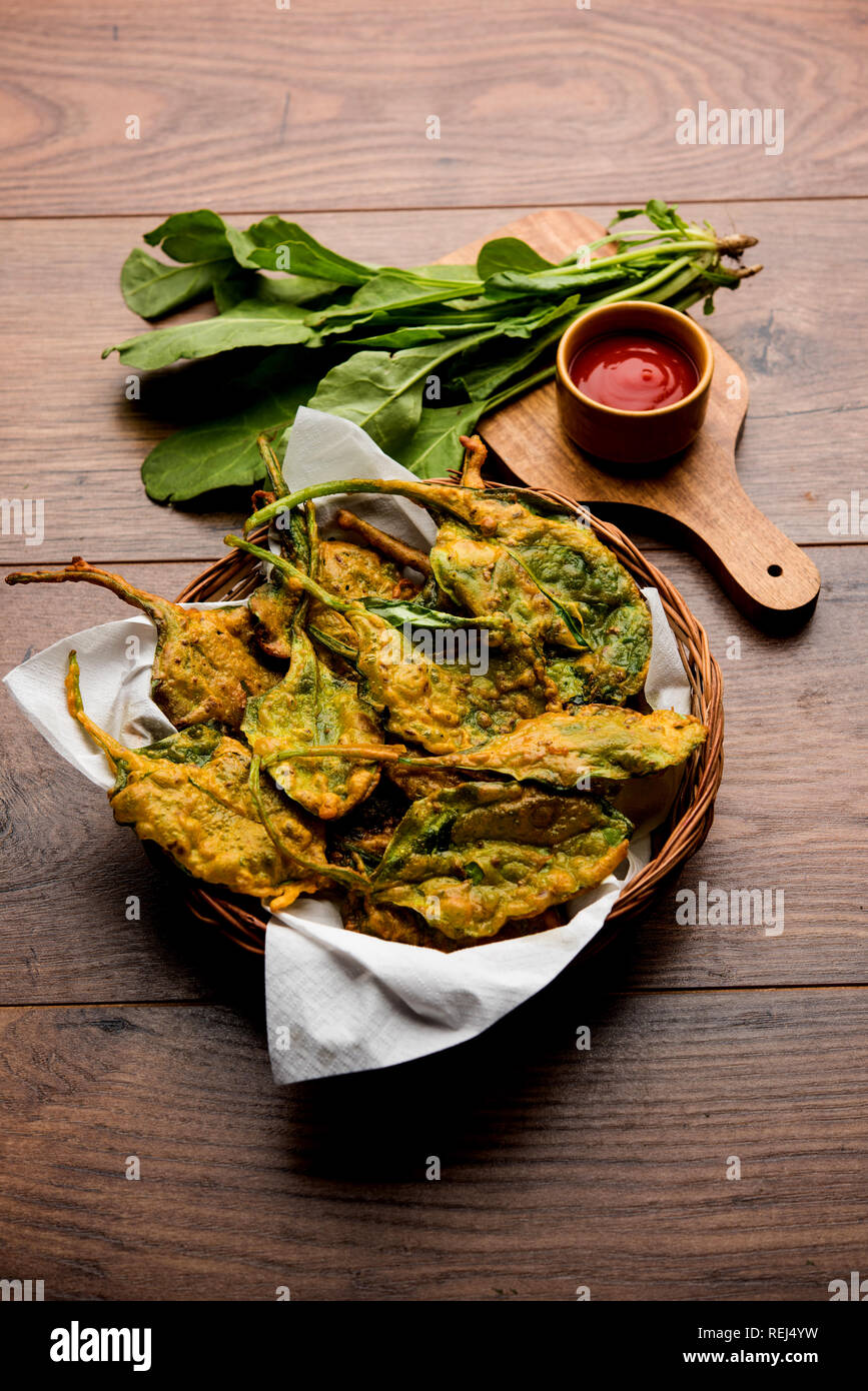 Crispy Palak/spinach Leaves pakoda or pakoda Stock Photo - Alamy
