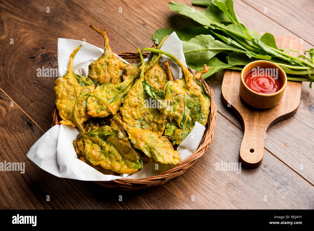 Crispy Palak/spinach Leaves pakoda or pakoda Stock Photo - Alamy