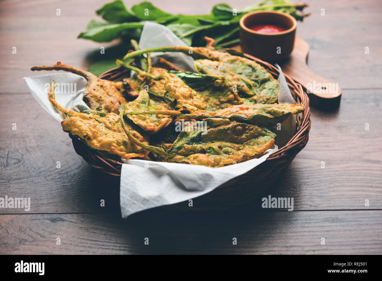 Crispy Palak/spinach Leaves pakoda or pakoda Stock Photo - Alamy