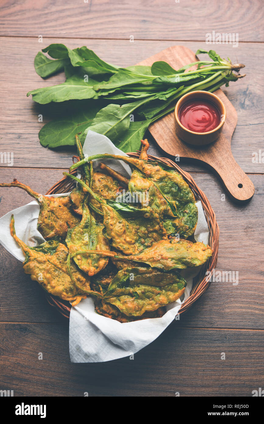 Crispy Palak/spinach Leaves pakoda or pakoda Stock Photo - Alamy