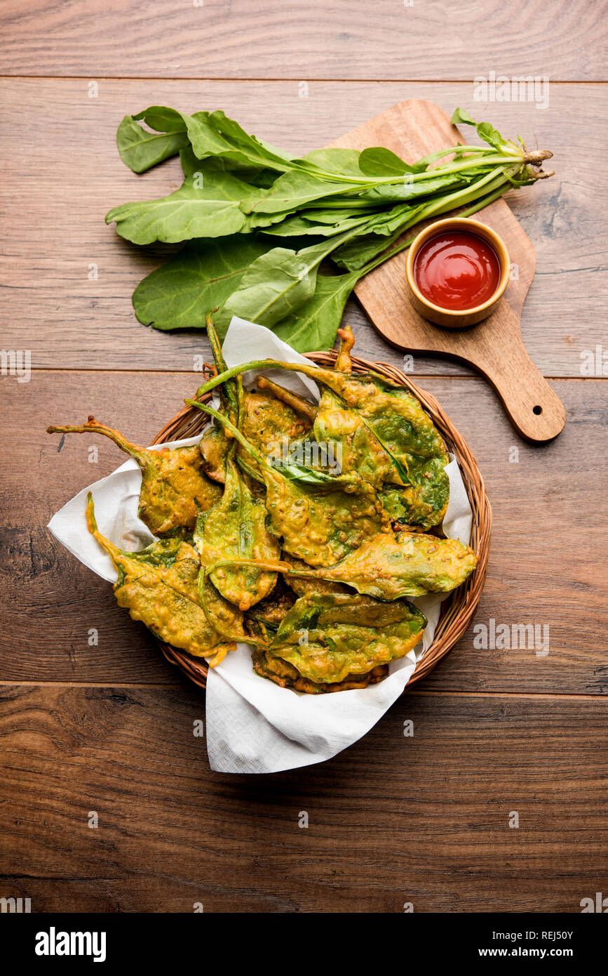 Crispy Palak/spinach Leaves pakoda or pakoda Stock Photo - Alamy