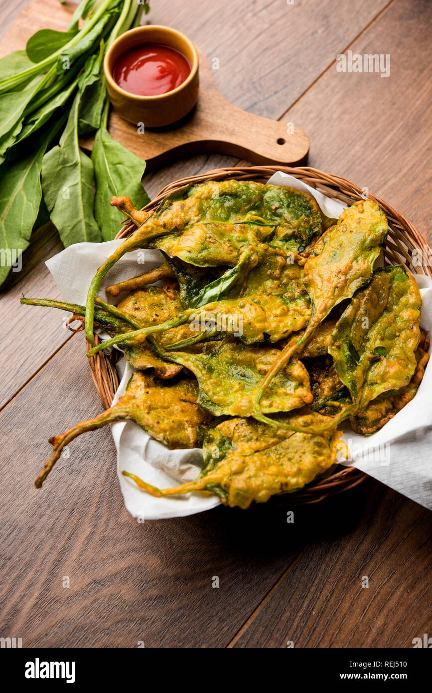 Crispy Palak/spinach Leaves pakoda or pakoda Stock Photo - Alamy