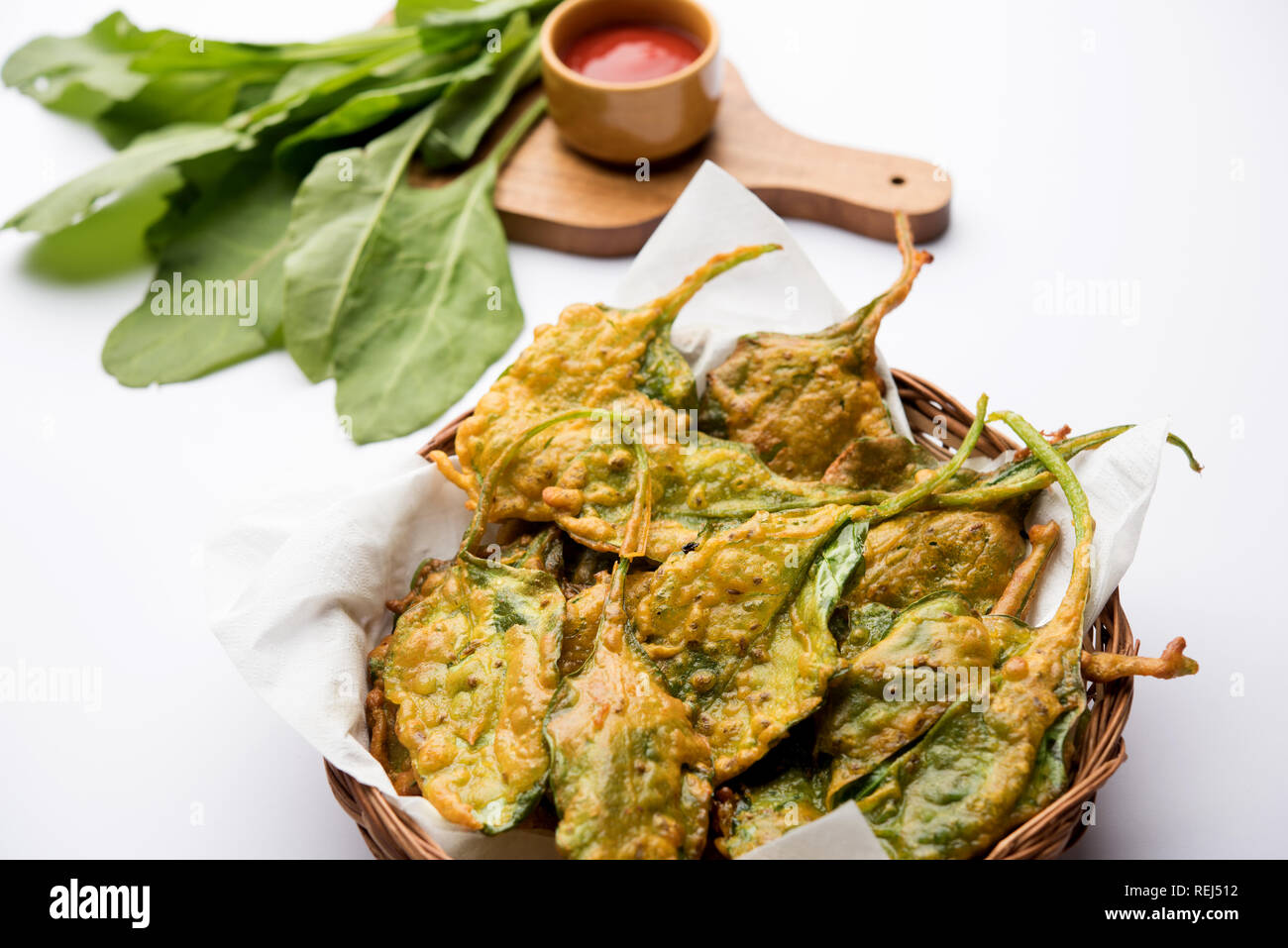 Crispy Palak/spinach Leaves pakoda or pakoda Stock Photo - Alamy