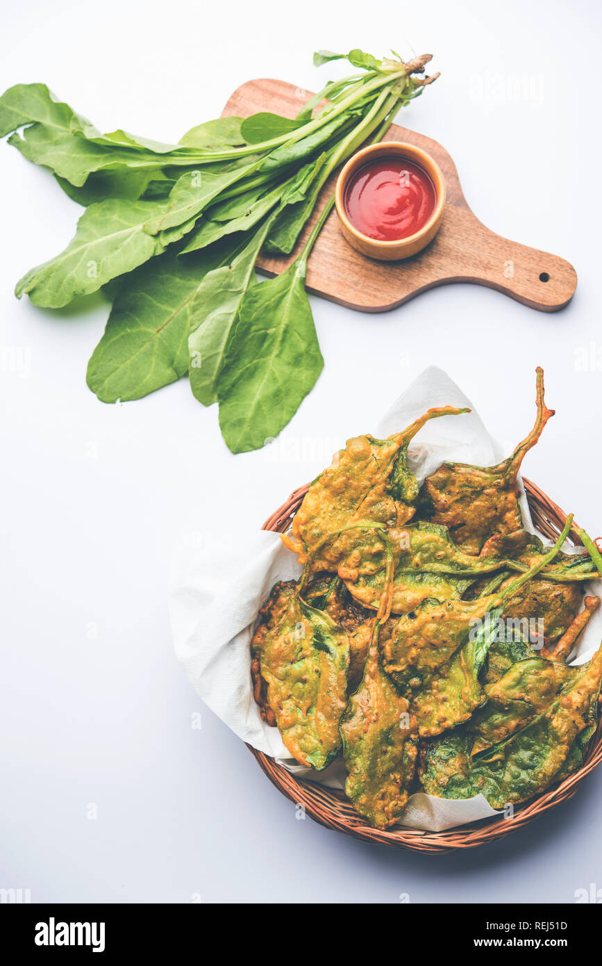 Crispy Palak/spinach Leaves pakoda or pakoda Stock Photo - Alamy
