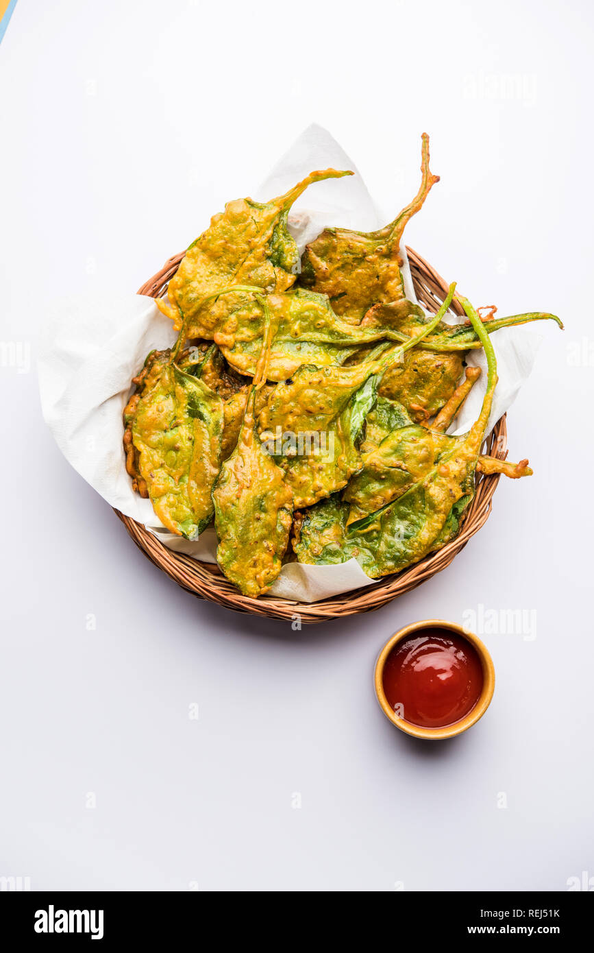 Crispy Palak/spinach Leaves pakoda or pakoda Stock Photo - Alamy