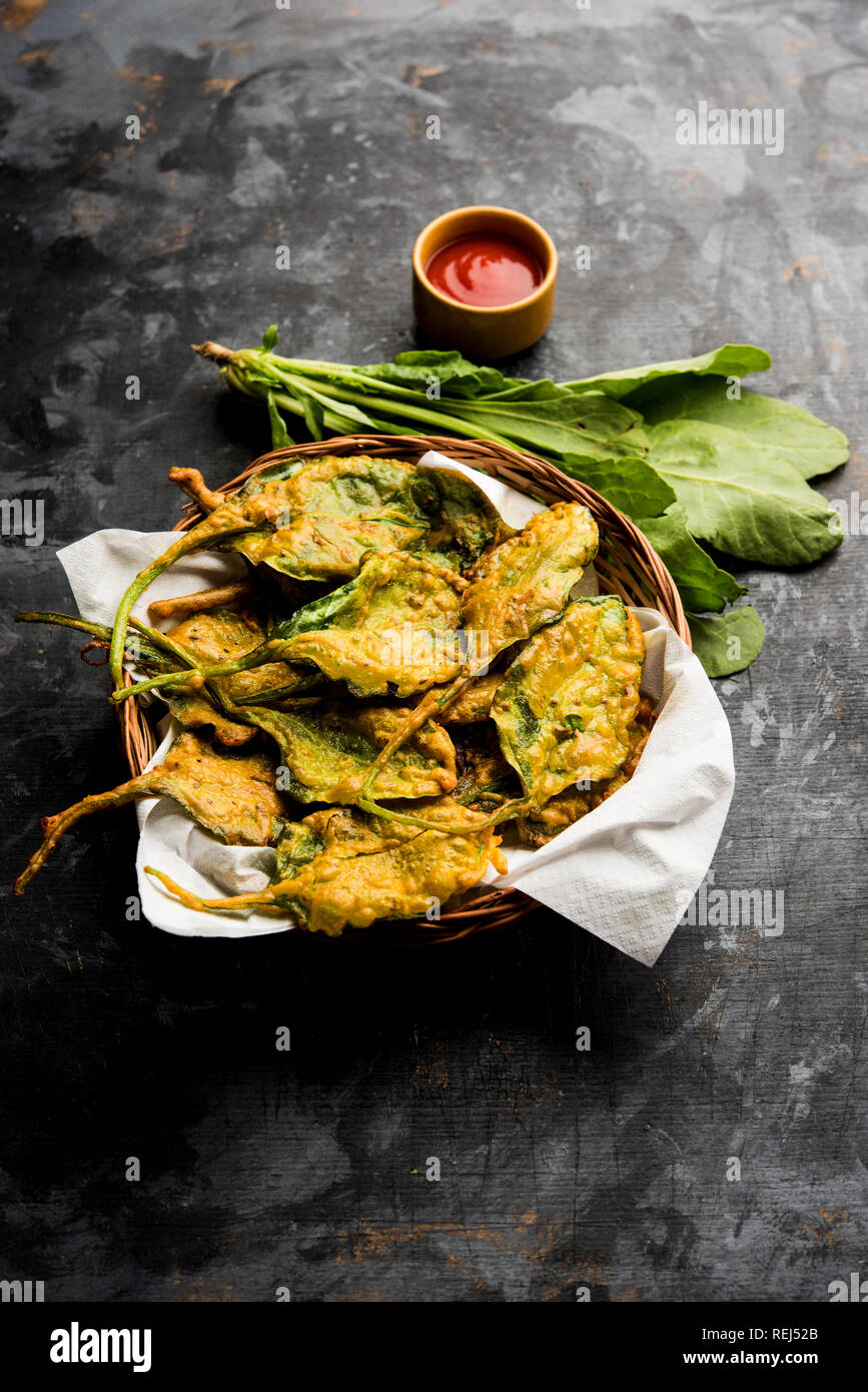 Crispy Palak/spinach Leaves pakoda or pakoda Stock Photo - Alamy