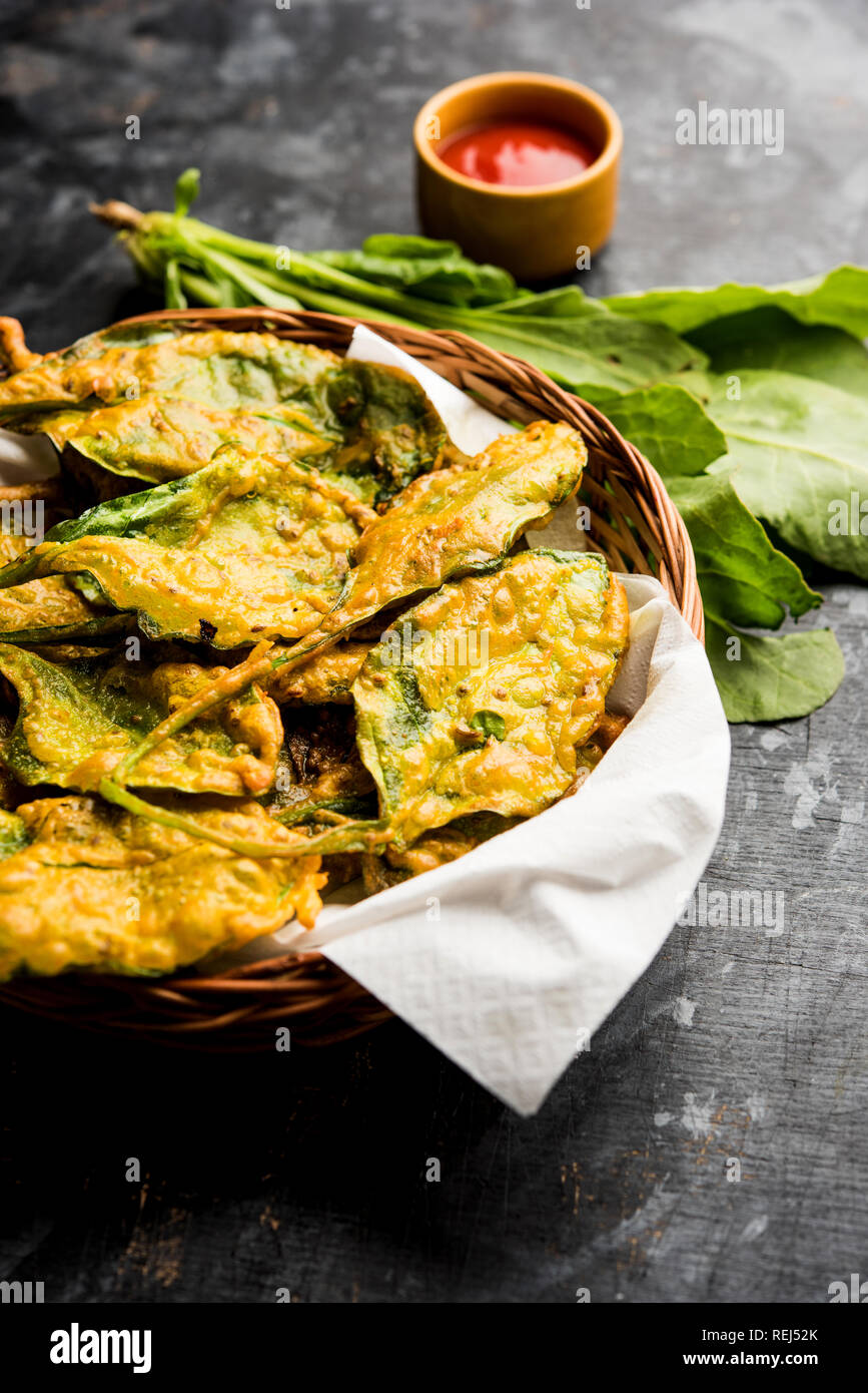 Crispy Palak/spinach Leaves pakoda or pakoda Stock Photo - Alamy