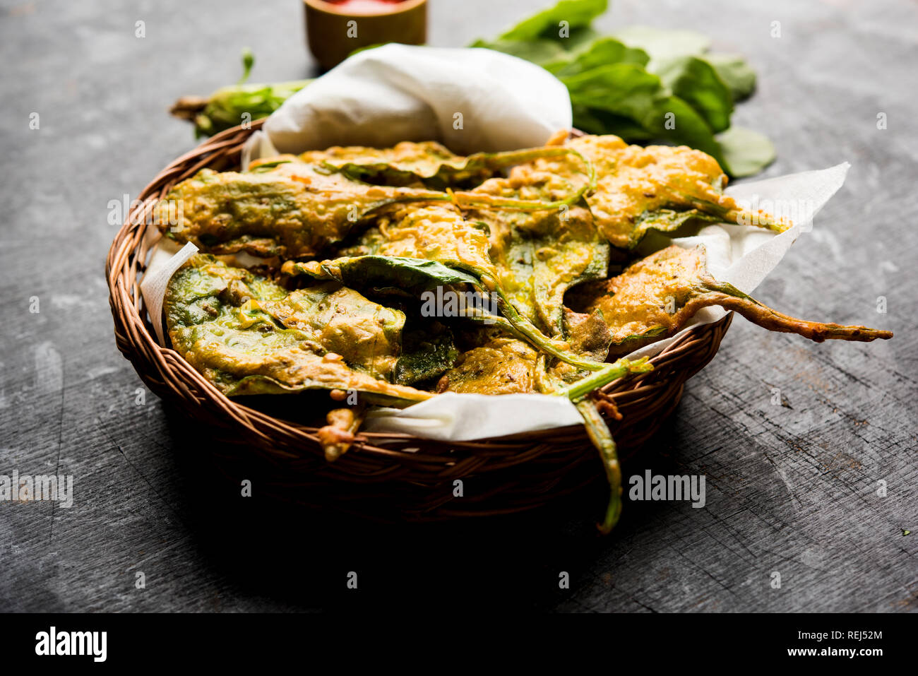 Crispy Palak/spinach Leaves pakoda or pakoda Stock Photo - Alamy