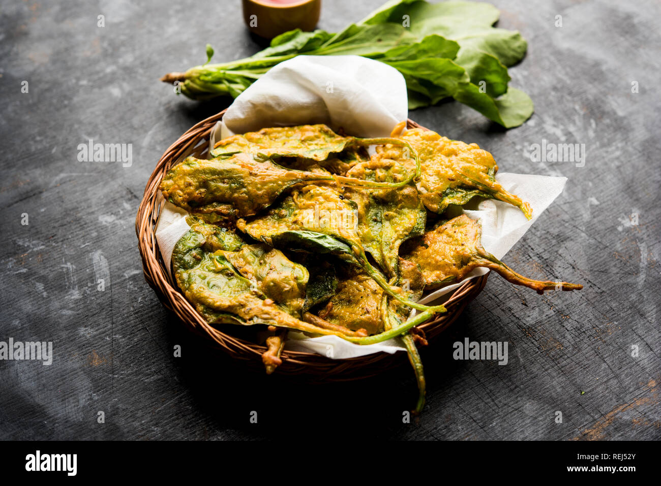Crispy Palak/spinach Leaves pakoda or pakoda Stock Photo - Alamy
