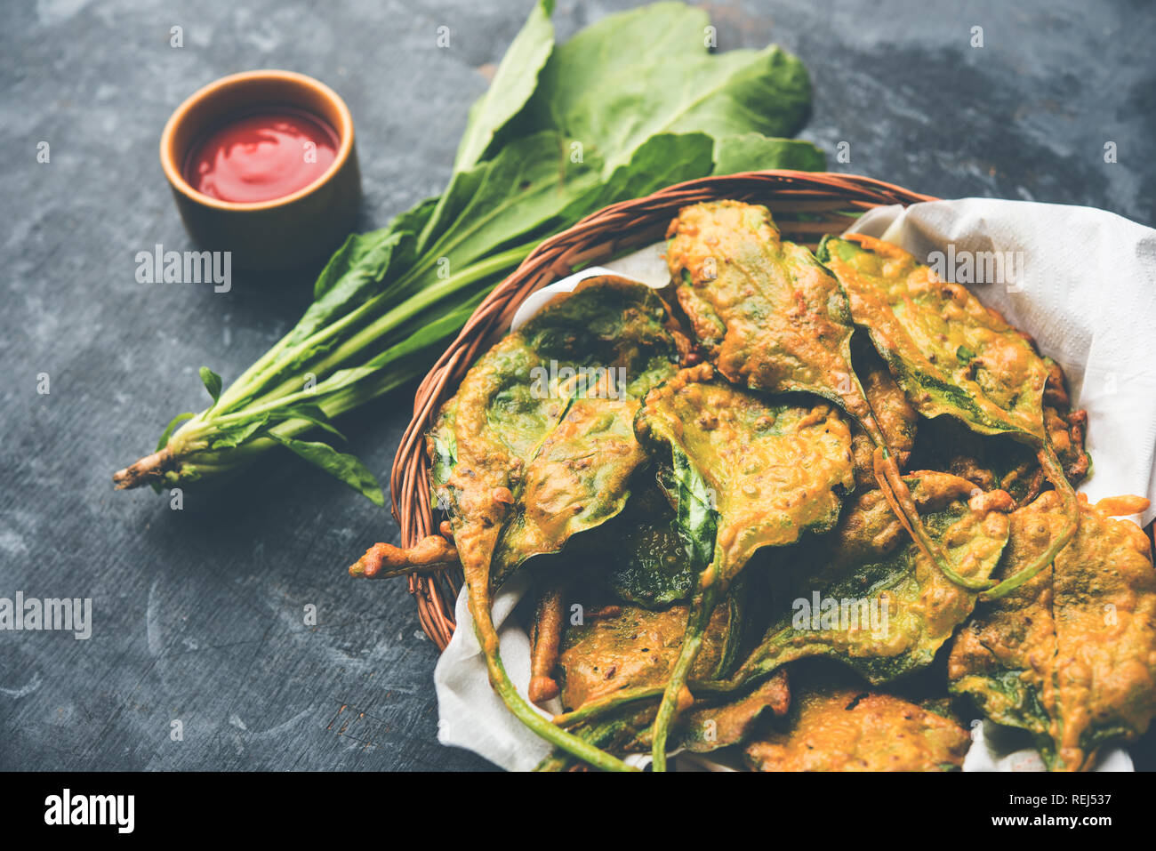 Crispy Palak/spinach Leaves pakoda or pakoda Stock Photo - Alamy