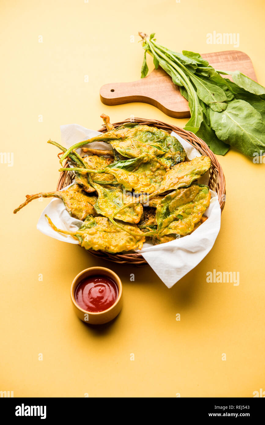 Crispy Palak/spinach Leaves pakoda or pakoda Stock Photo - Alamy
