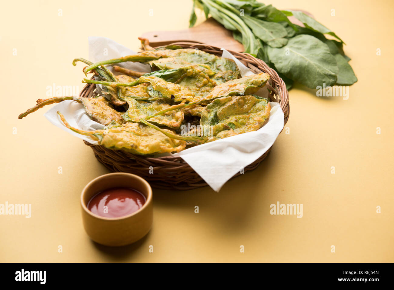 Crispy Palak/spinach Leaves pakoda or pakoda Stock Photo - Alamy