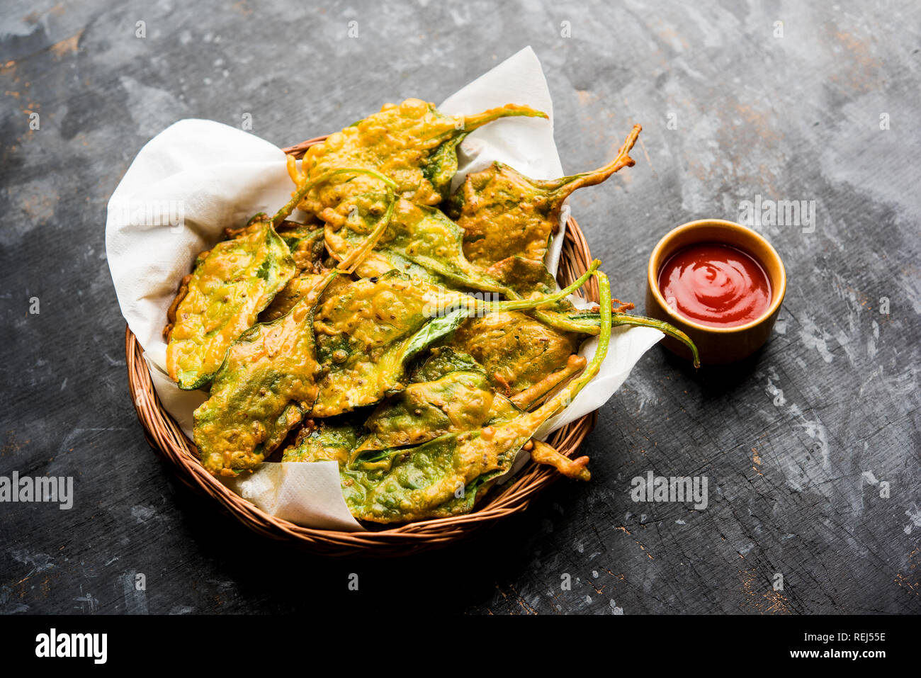 Crispy Palak/spinach Leaves pakoda or pakoda Stock Photo - Alamy