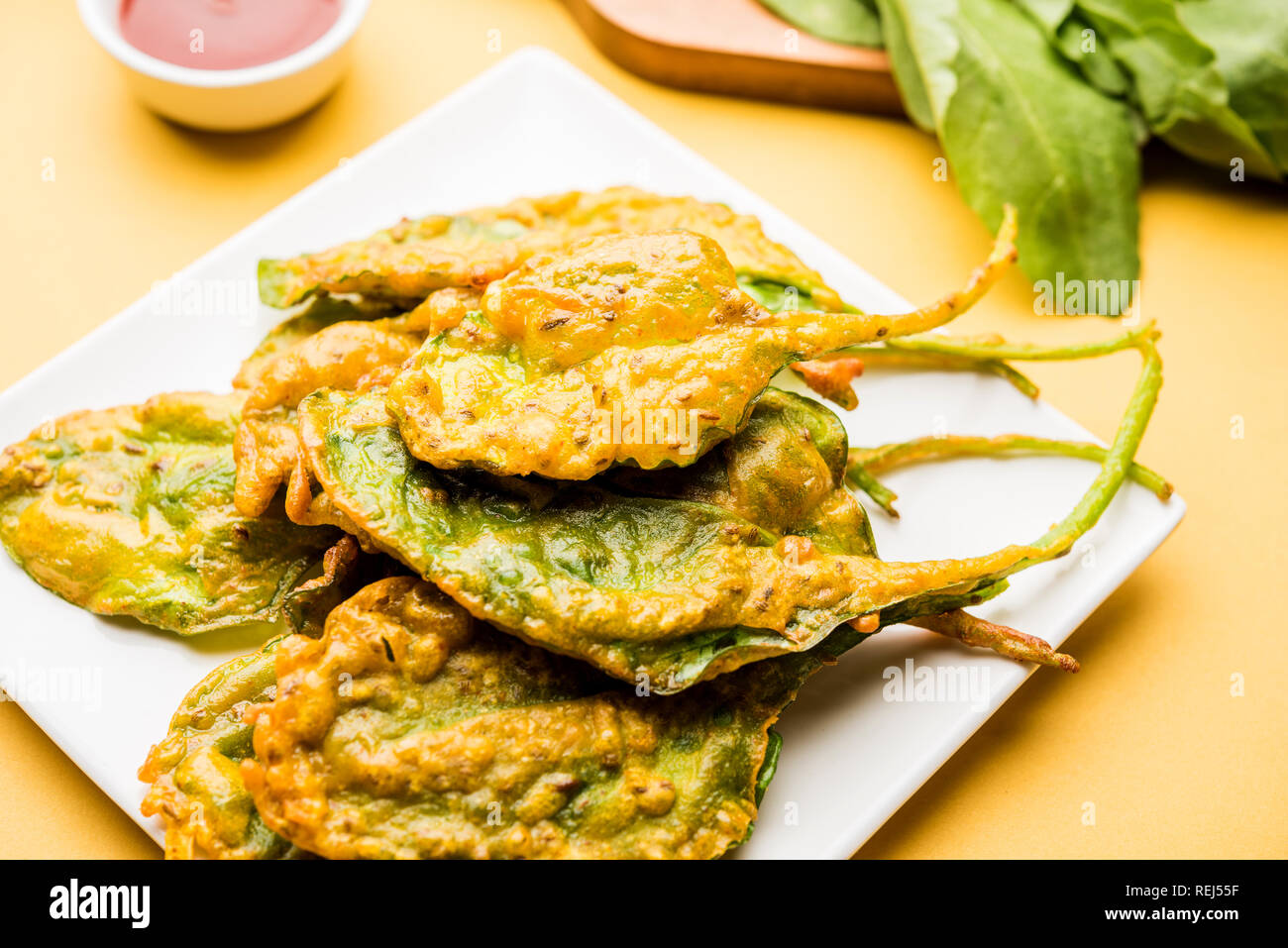 Crispy Palak/spinach Leaves pakoda or pakoda Stock Photo - Alamy
