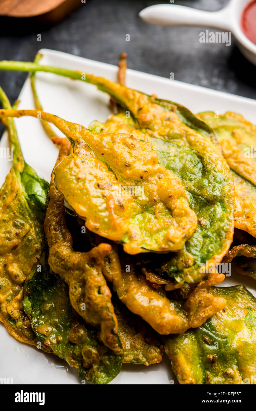 Crispy Palak/spinach Leaves pakoda or pakoda Stock Photo - Alamy
