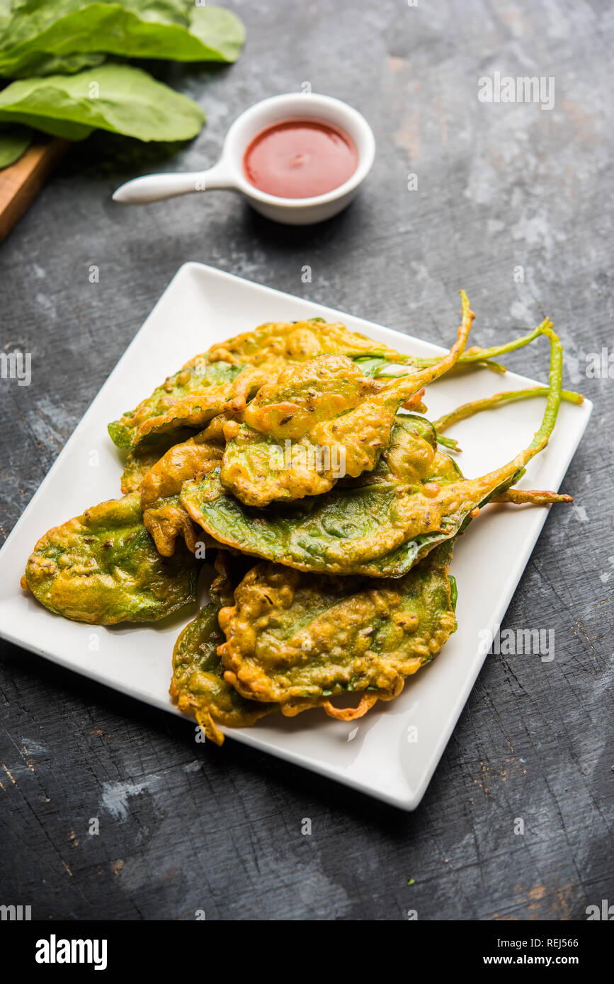 Crispy Palak/spinach Leaves pakoda or pakoda Stock Photo - Alamy