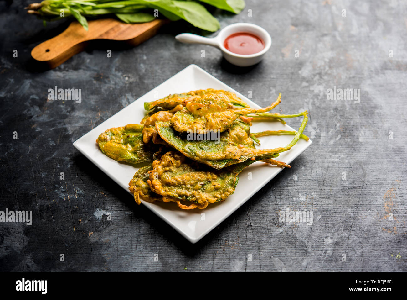Crispy Palak/spinach Leaves pakoda or pakoda Stock Photo - Alamy