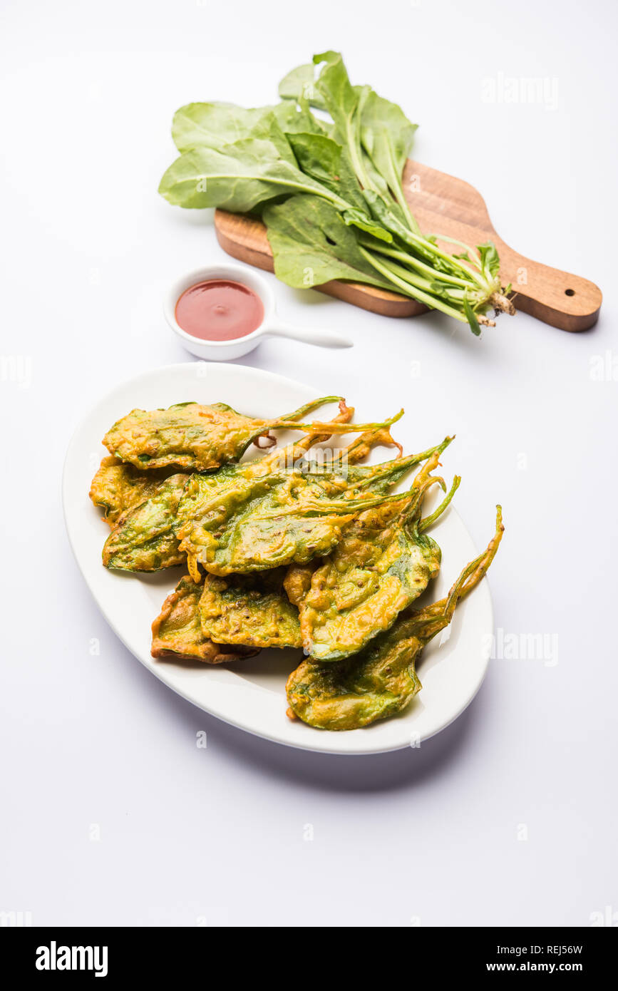 Crispy Palak/spinach Leaves pakoda or pakoda Stock Photo - Alamy