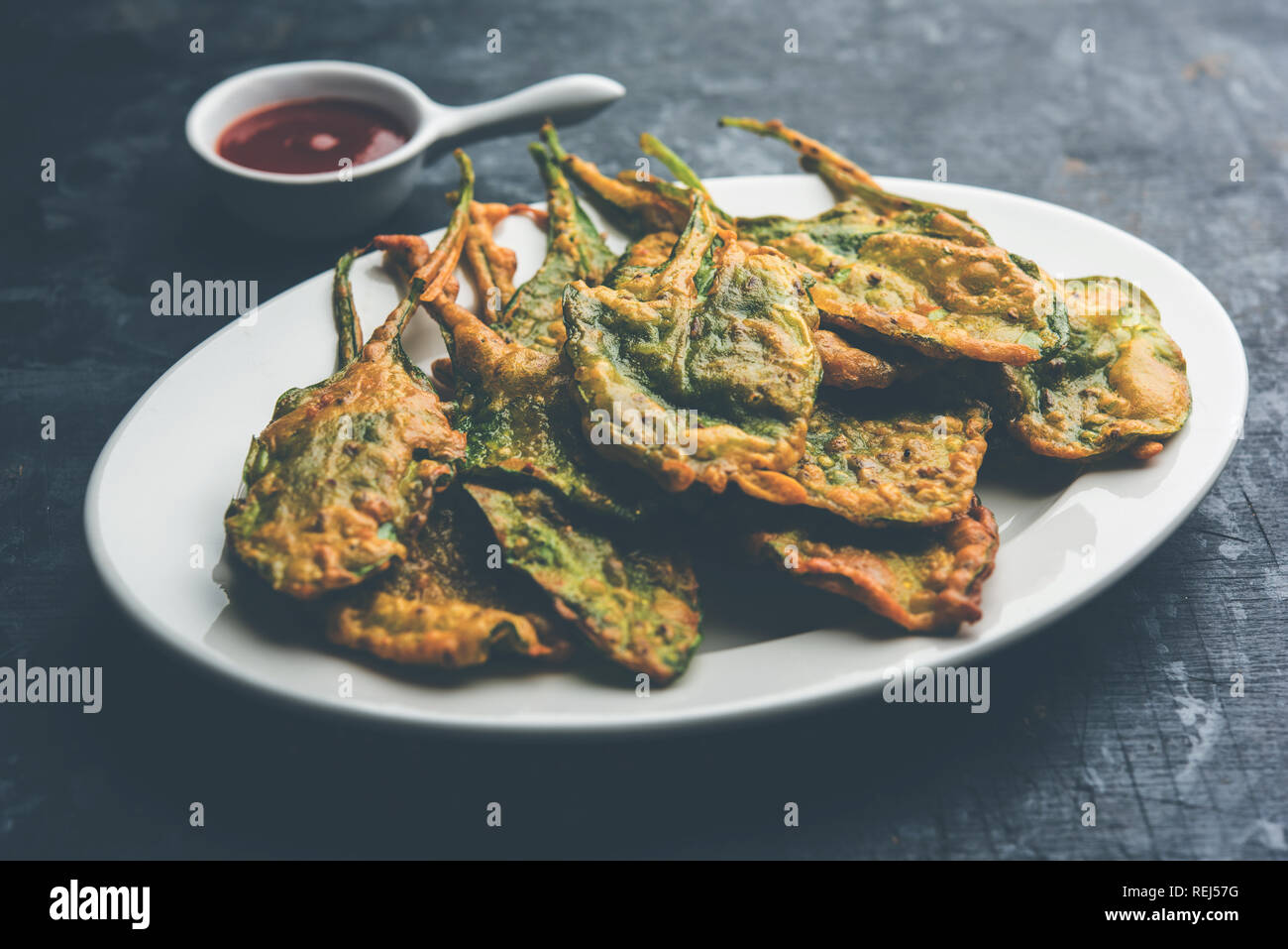 Crispy Palak/spinach Leaves pakoda or pakoda Stock Photo - Alamy