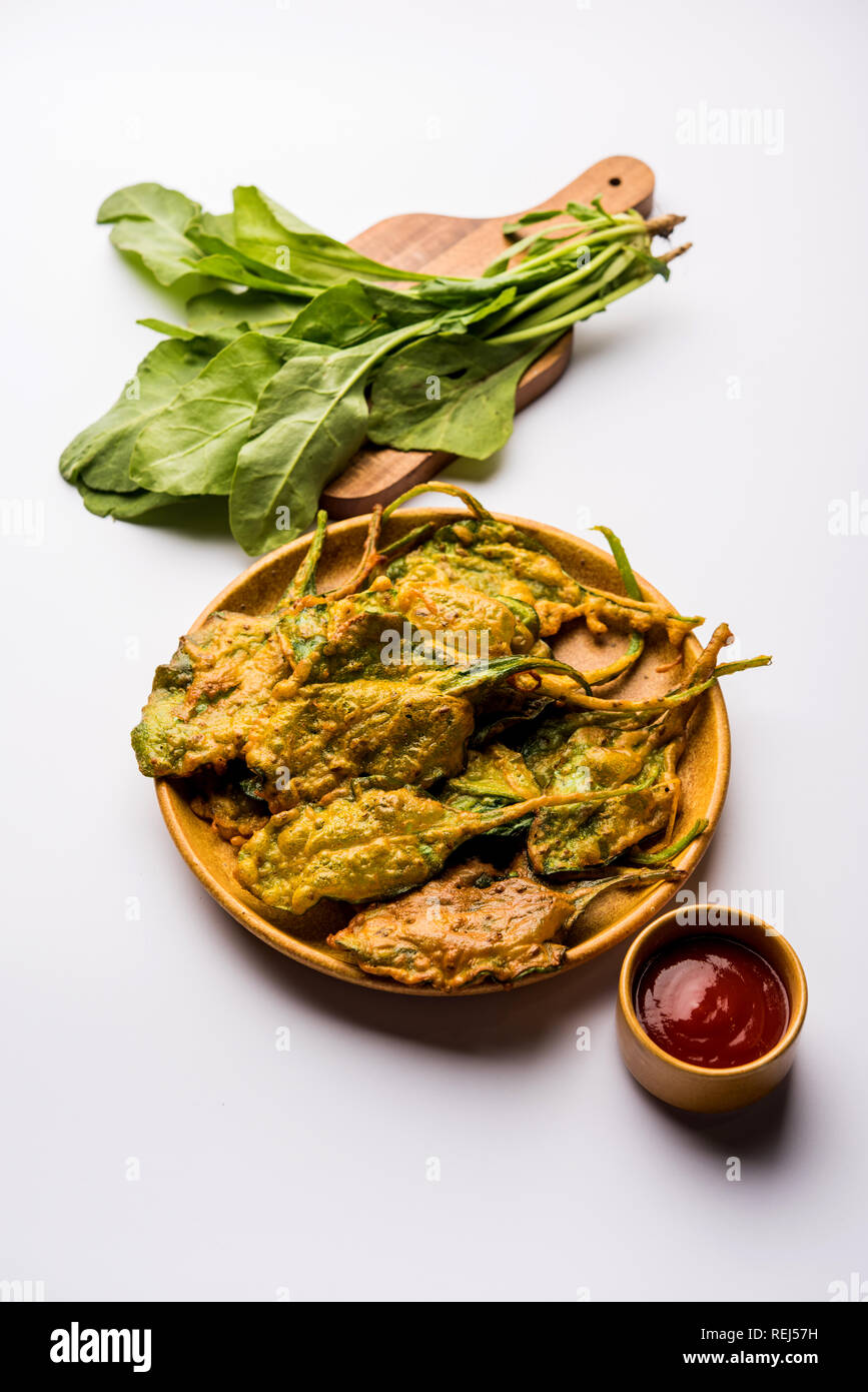 Crispy Palak/spinach Leaves pakoda or pakoda Stock Photo - Alamy