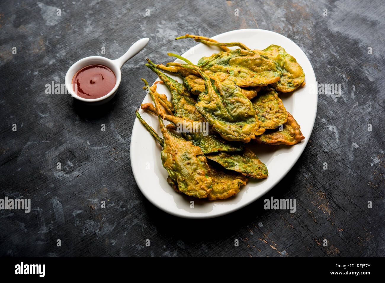 Crispy Palak/spinach Leaves pakoda or pakoda Stock Photo - Alamy