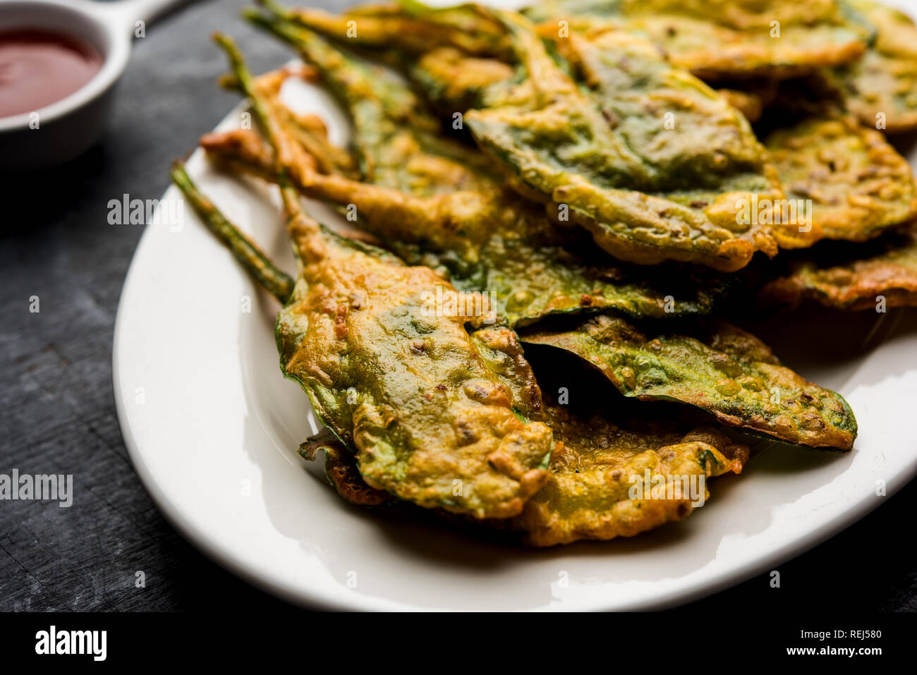 Crispy Palak/spinach Leaves pakoda or pakoda Stock Photo - Alamy