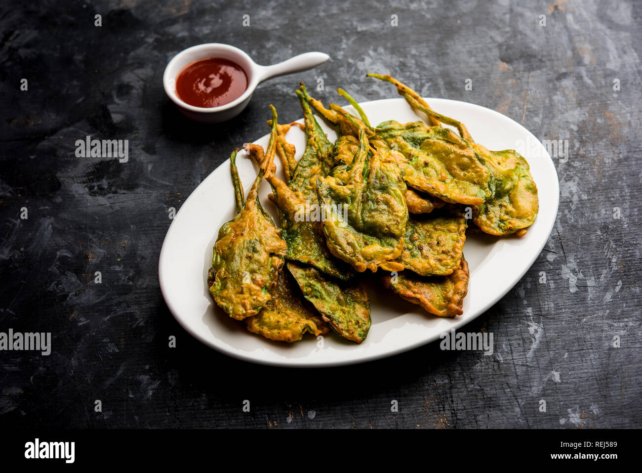 Crispy Palak/spinach Leaves pakoda or pakoda Stock Photo - Alamy