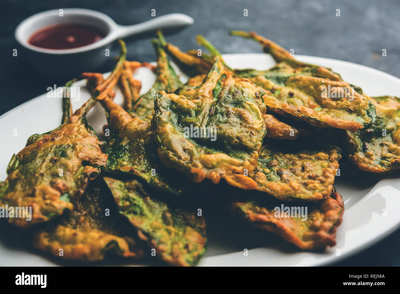 Crispy Palak/spinach Leaves pakoda or pakoda Stock Photo - Alamy