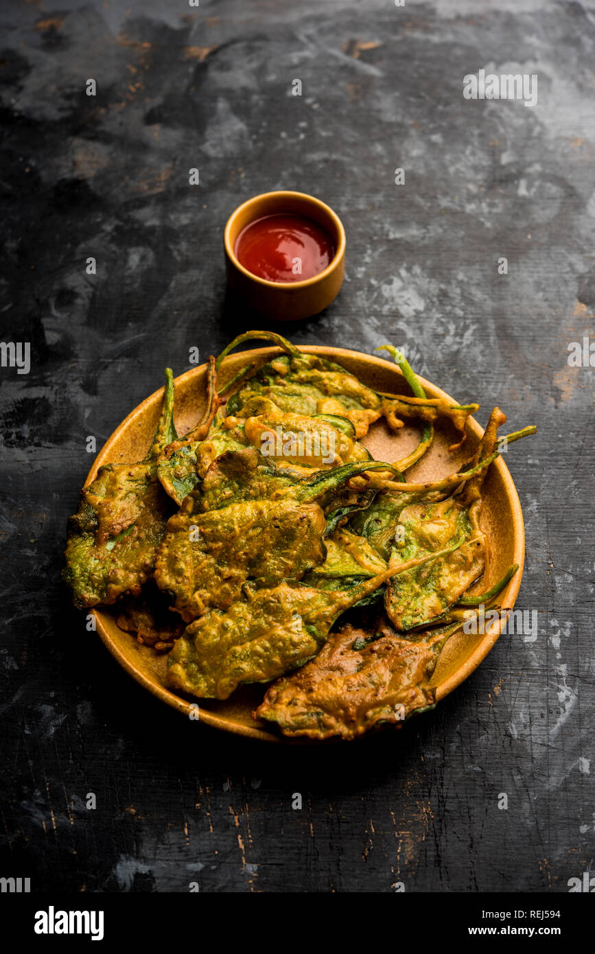Crispy Palak/spinach Leaves pakoda or pakoda Stock Photo - Alamy