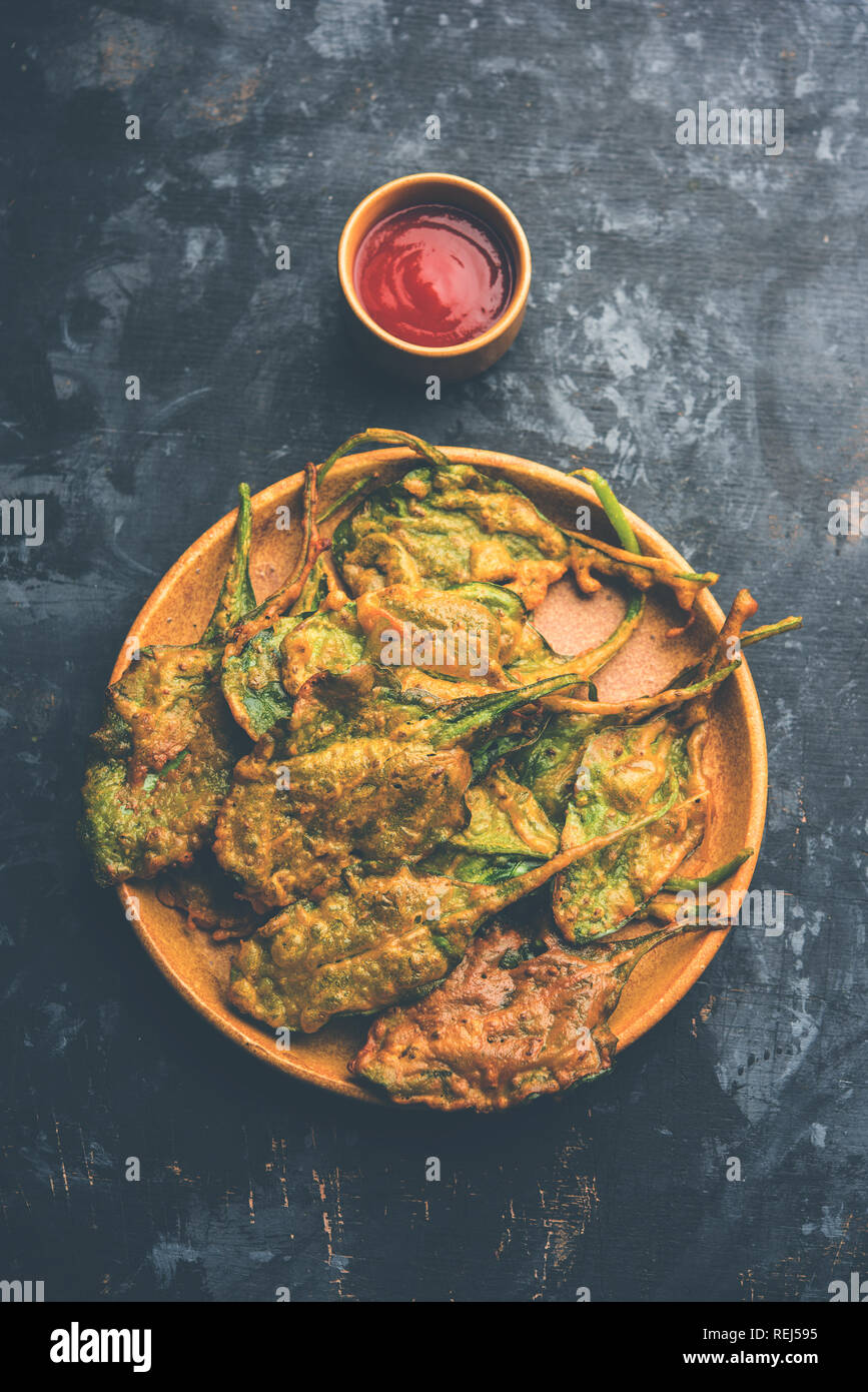 Crispy Palak/spinach Leaves pakoda or pakoda Stock Photo - Alamy