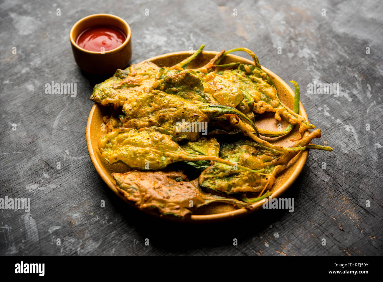 Crispy Palak/spinach Leaves pakoda or pakoda Stock Photo - Alamy