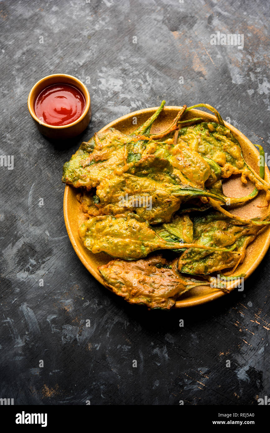 Crispy Palak/spinach Leaves pakoda or pakoda Stock Photo - Alamy